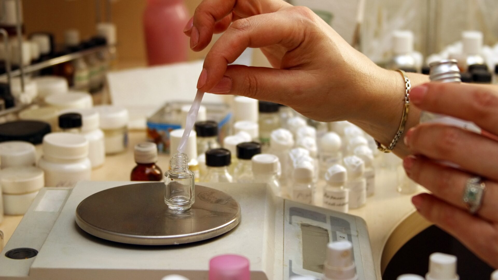 Tout savoir sur le métier de compositeur-parfumeur - Master Parfums